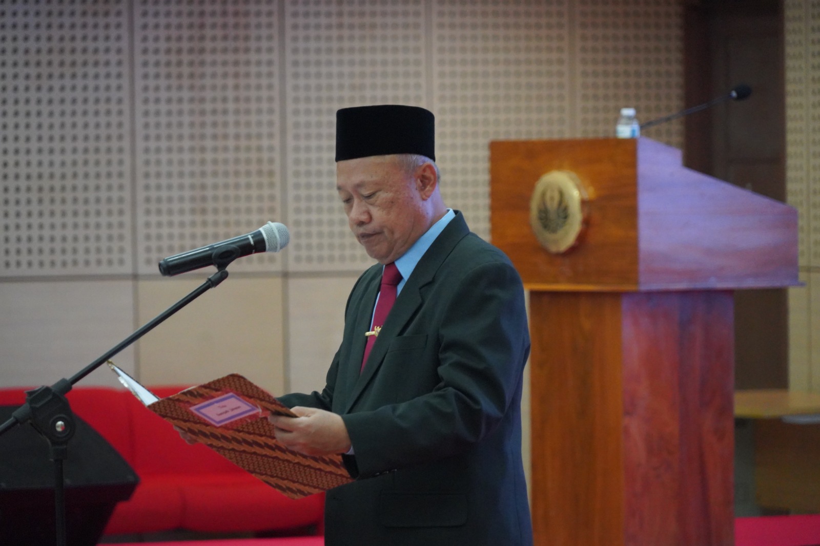 Rektor Serukan Komitmen dan Integritas dalam Pengambilan Sumpah/Janji ...
