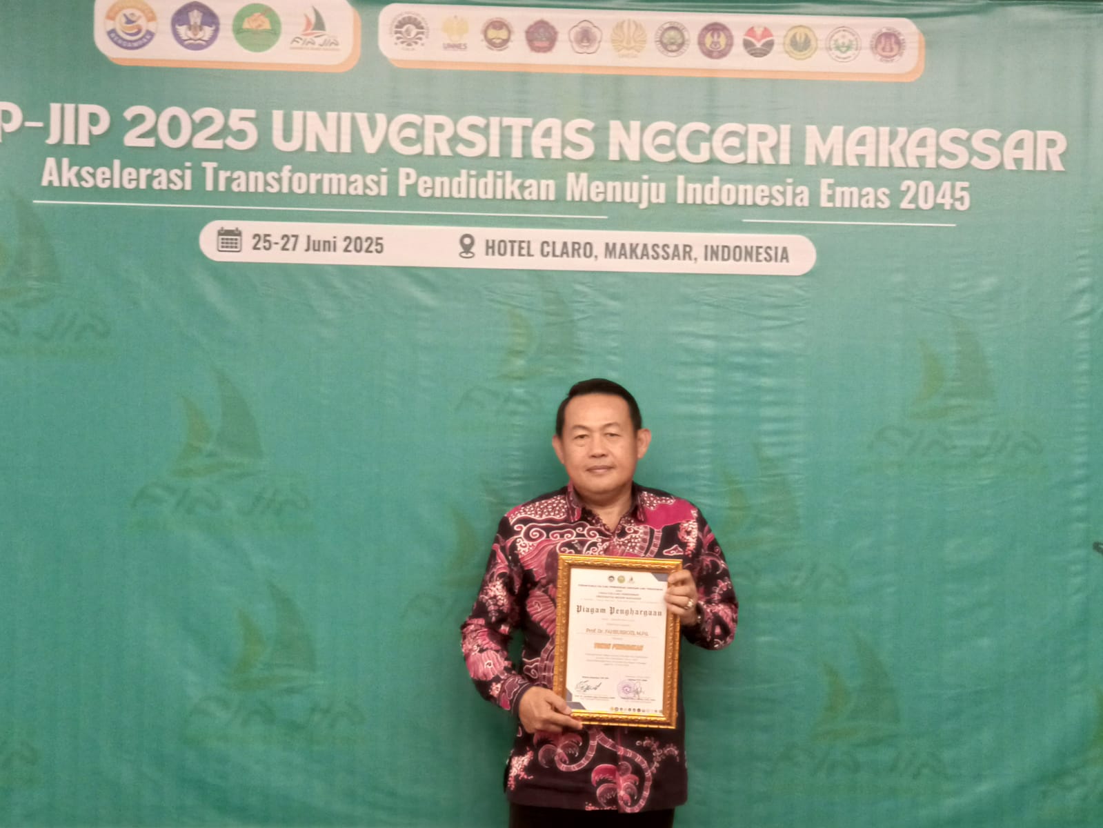 Wakil Rektor Bidang 3 UNJ Terima Anugerah Tokoh Pendidikan dari Forum ...